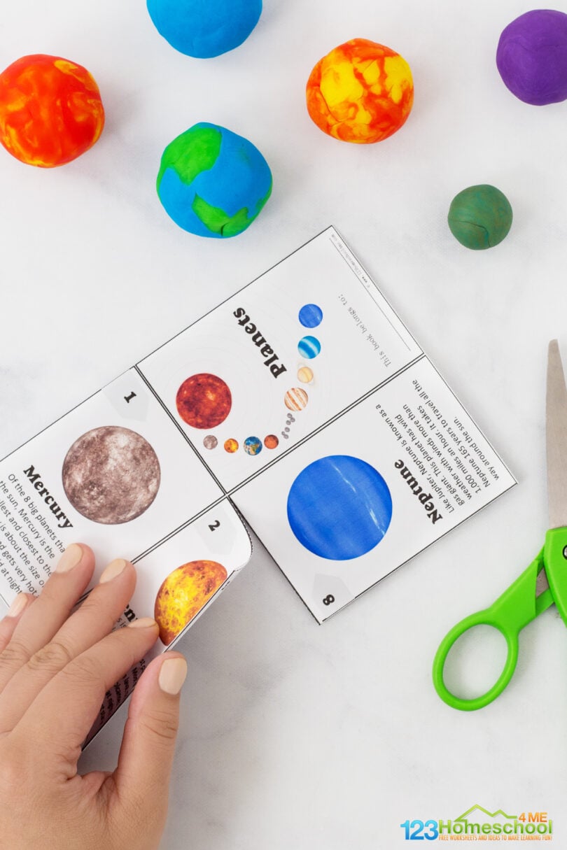 🪐 FREE Solar System Planets for Kids Printable Mini Book